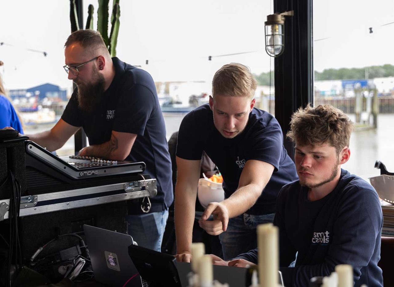 Smart Camels - Wat is het verschil tussen een symposium, een congres en een conferentie?