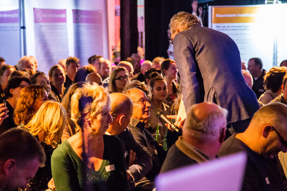 Smart Camels - Wat is het verschil tussen een symposium, een congres en een conferentie?